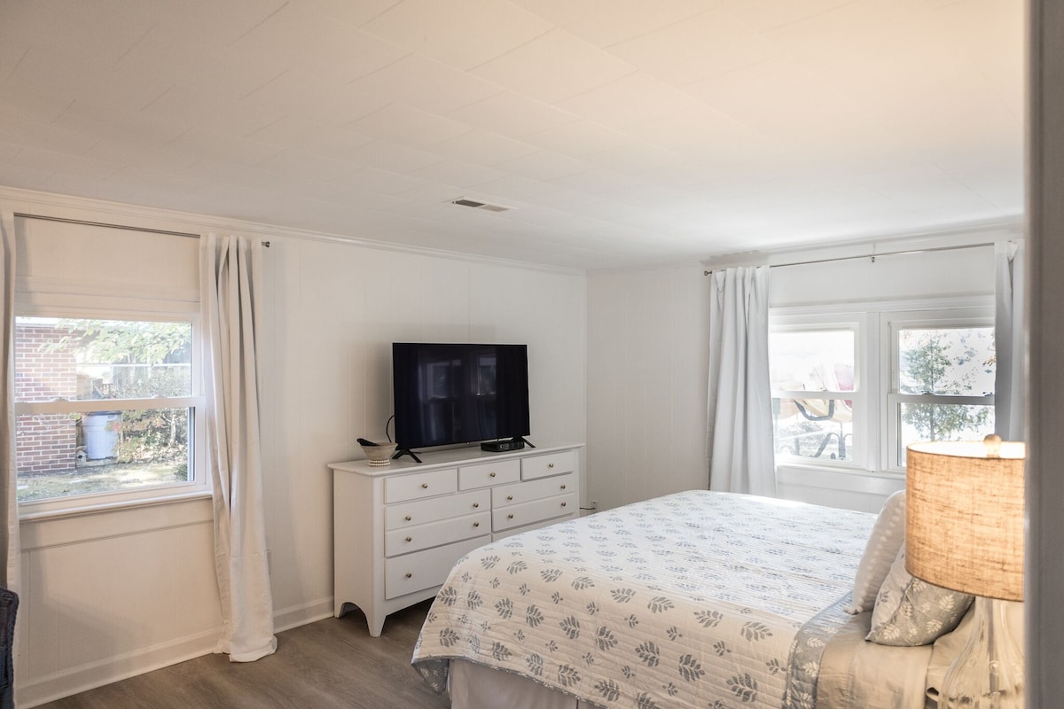 The Little Blue Cottage - Topping - Virginia's River Realm